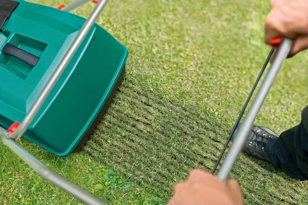 Gazon eerst verticuteren/ ontluchten voor het maaien? - DeTuinmachine.nl